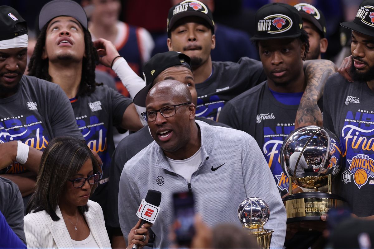 Ben Stiller welcomes a photo with Mike Brown’s wife, after Knicks coach ...