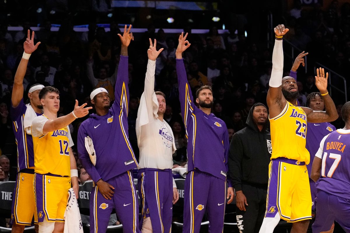 LeBron James hits 2 late free throws, Lakers beat Suns 116-114 after ...