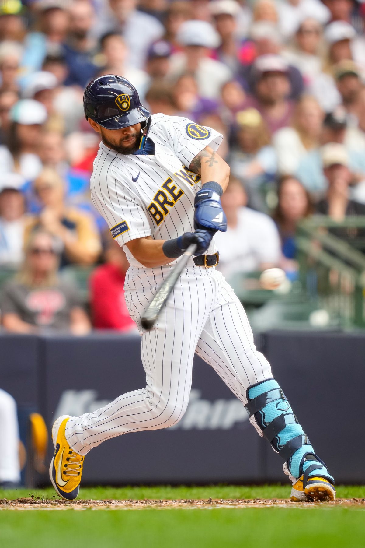 Chourio, Perkins homers power Brewers past Sánchez and Phillies 4-0 ...