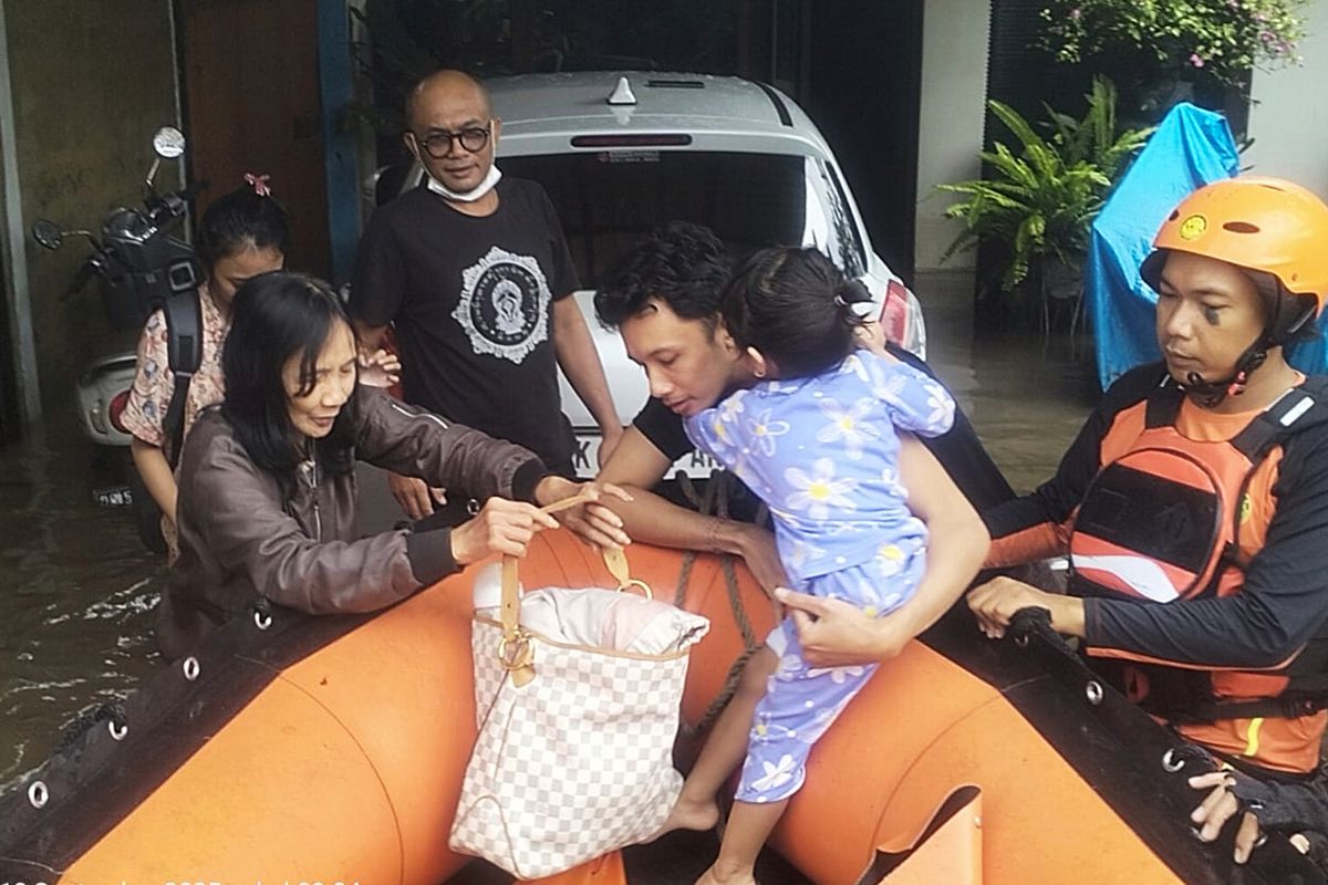 Flash floods in Indonesia leave at least 15 dead and 10 missing ...